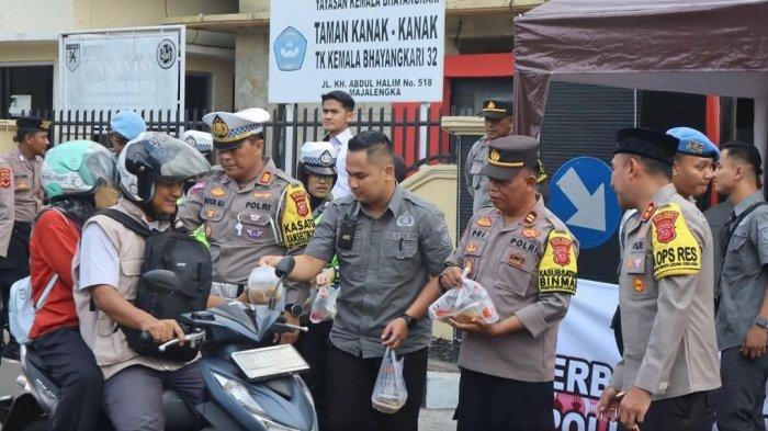 Tak Cuma Bagikan Takjil, Polres Majalengka Juga Sebar Pamflet Kamtibmas dan Ajak Tertib Lalu ...