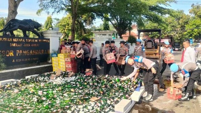 Polisi di Pangandaran Hancurkan Ribuan Botol Miras, Bupati Jeje: Upaya Kita Adalah Pengendalian ...