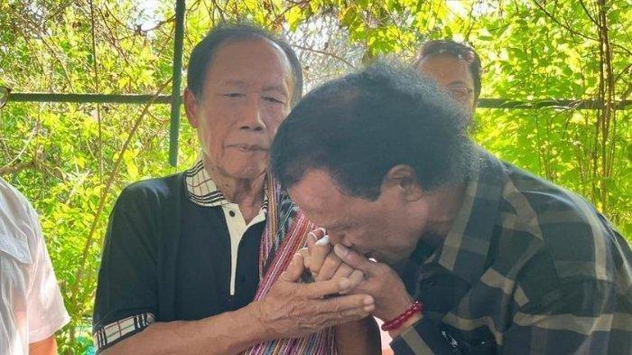 Momen Hercules Cium Tangan Mantan Gubernu DKI Jakarta Sutiyoso, Minta Maaf dan Berikan Kain ...