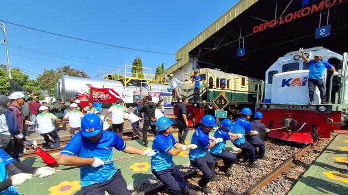 Lokomotif 84 Ton Berhasil Ditarik Pekerja PT KAI Daop 3 Cirebon, Uji ...