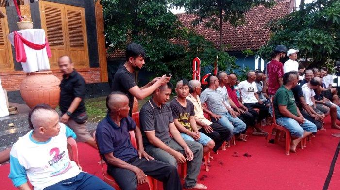 Prabowo-Gibran Menang, Dedi Mulyadi dan Warga Lembur Pakuan Sujud ...