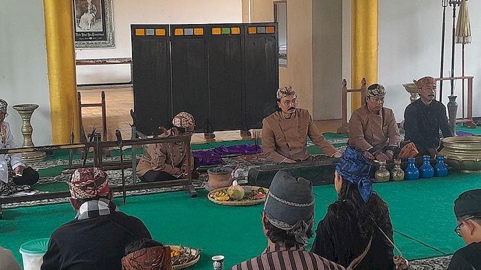 Prosesi Jamasan Pusaka Kerajaan Galuh di Keraton Selagangga Jambansari ...