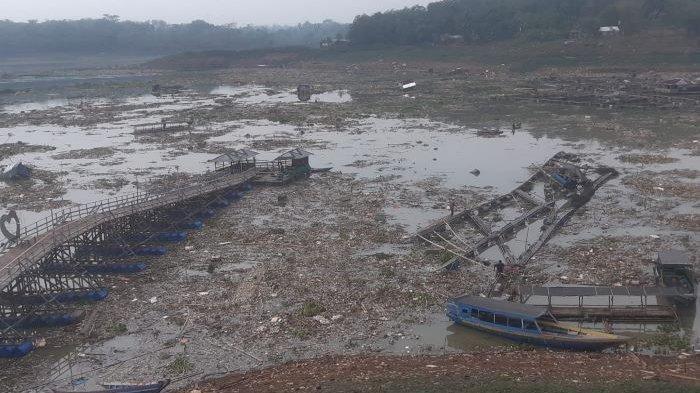 Sungai Cisokan Cianjur Meluap, Puluhan Kolam Jaring Apung Hancur ...