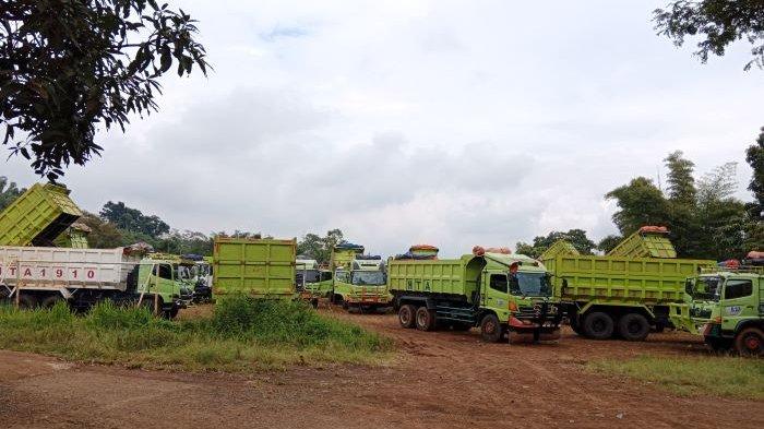 Pemandangan Puluhan Truk Terparkir, Imbas Galian C Ilegal di Tunggul Hideung Sumedang Disetop ...