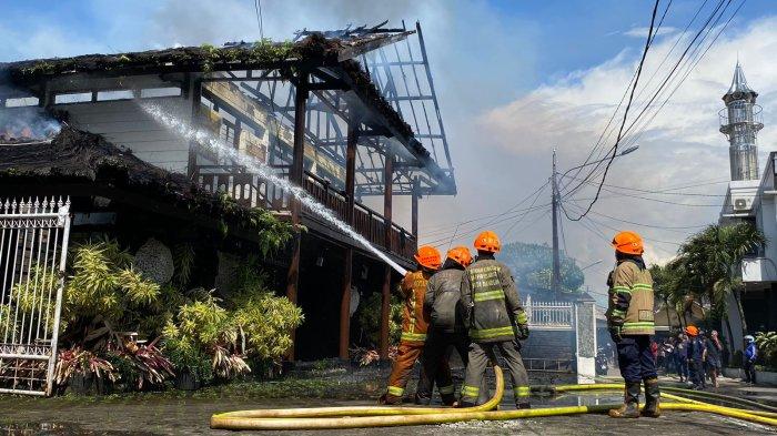BREAKING NEWS: Sebuah Rumah Makan di Bandung Terbakar, Tak Jauh dari Gudang Triplek yang ...