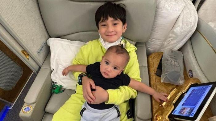 Siap-siap Rayyanza Cosplay Lagi, Rafathar Belikan Kostum Baru untuk ...