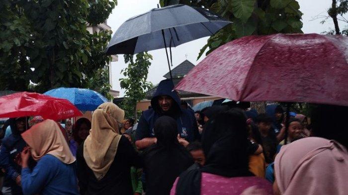 Meski Hujan Warga yang Didominasi Ibu-ibu Tetap Antusias Ikuti Kampanye Rajiv di Margaasih ...