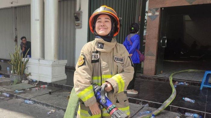 Mengenal Ratika Yuli Puspita, Sosok Cantik Penjinak Api dari Dinas ...