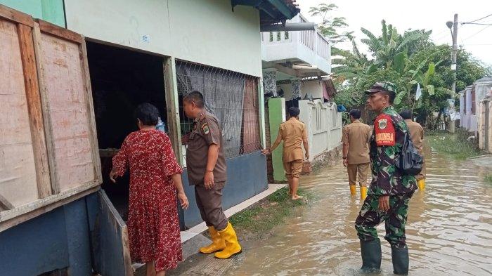 Banjir Karawang, Ratusan Kepala Keluarga di Karangligar Telah Mengungsi - Tribunjabar.id