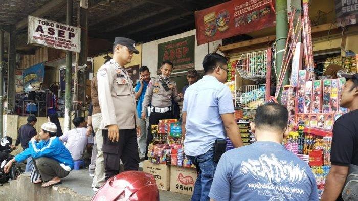 Polisi Gelar Razia Petasan di Pasar Cibadak Sukabumi, Kembang Api Boleh, Ini Tujuannya ...