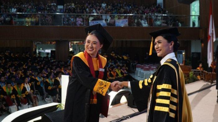 Rektor Intiyas Kukuhkan 827 Winisuda, UKSW Cetak Lulusan Siap Bersaing ...