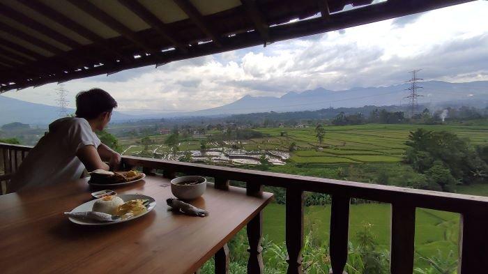 Wisata Kuliner Resto Bumi Kayu di Samarang Garut, Suguhkan Pemandangan ...