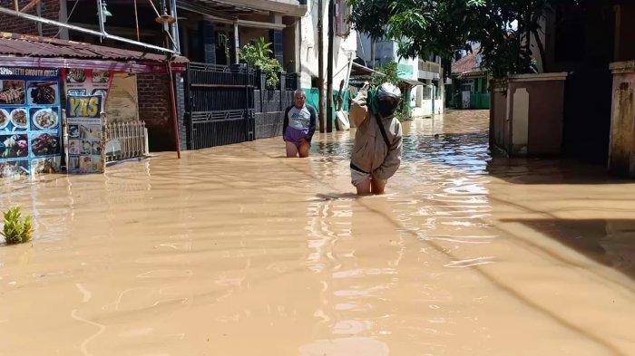 Ribuan Rumah Di Kabupaten Bandung Masih Terendam Banjir, Warga Masih Bertahan di Rumah Masing ...