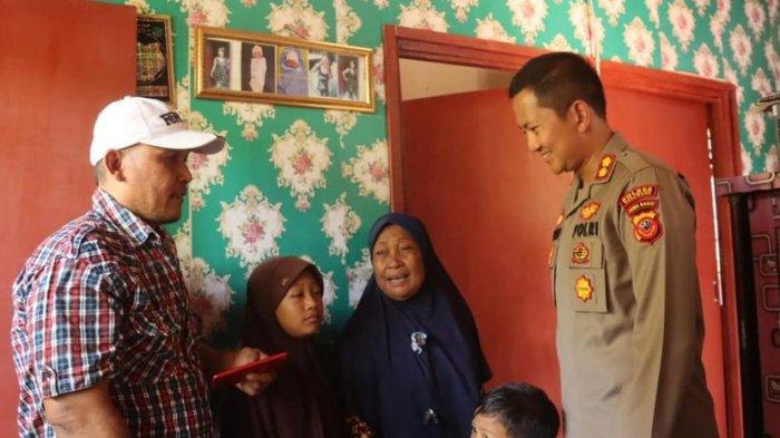 Acih, Buruh Tani Tak Kuasa Menahan Tangis, Rumahnya yang Nyaris Roboh Dibangun Kapolres dan ...