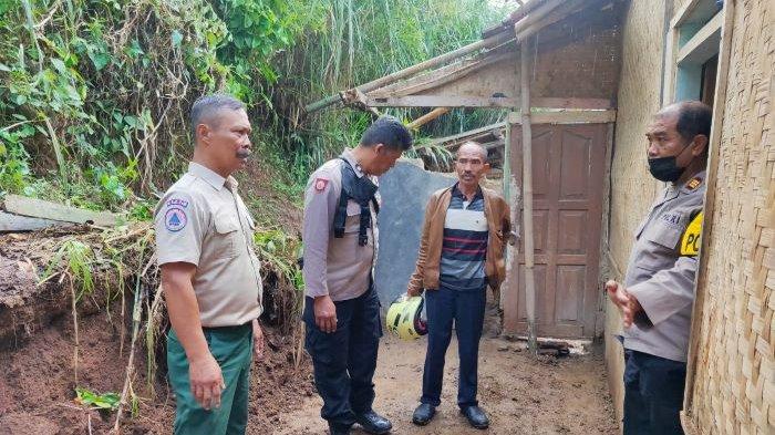 Hujan Deras, Lalu Terdengar Suara Gemuruh, 1 Rumah di Bandung Barat Rusak Berat Tertimpa Longsor ...