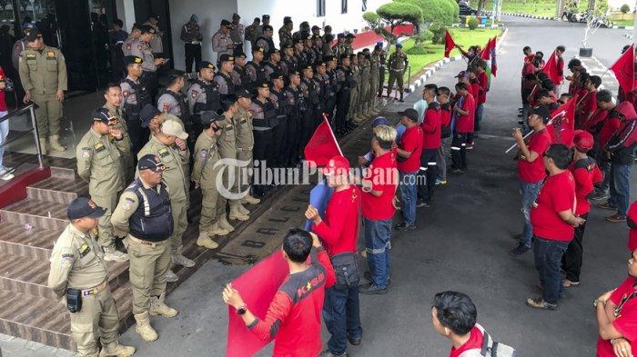 Tuntut Kenaikan UMK sebesar 16 Persen, 100 Anggota SBMT Geruduk Bale ...