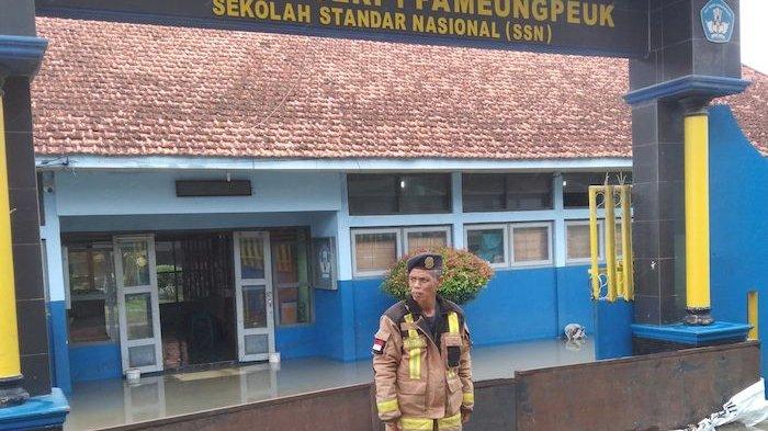 24 Jam Hujan tak Berhenti di Garut Selatan, SMPN 1 Pameungpeuk ...