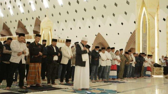 Salat Subuh Berjemaah Perdana di Masjid Al Jabbar, Emil & ASN Gelar ...