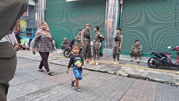 PKL Jalan Dalem Kaum Bandung Menghilang Saat Satpol PP Lakukan Pagar Betis, Tapi Berjualan di ...