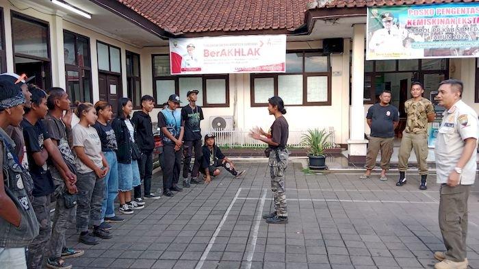 Belasan Anak Punk Nyanyi Indonesia Raya di Kantor Satpol PP Sumedang, Mereka Terjaring Razia ...