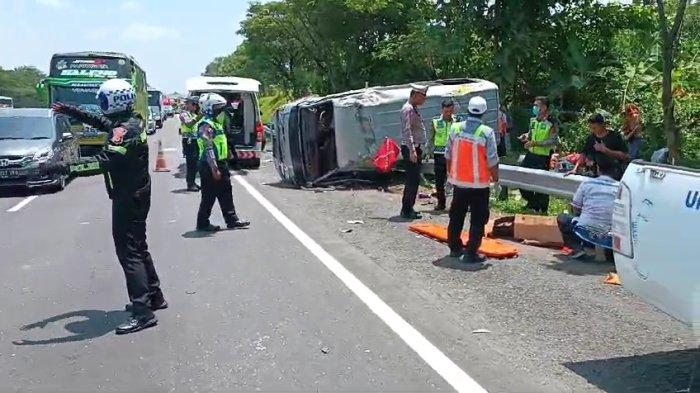 Elf Berisi 17 Penumpang Terguling di Tol Cipali KM 124 Indramayu, Sopir Meninggal 16 Orang ...