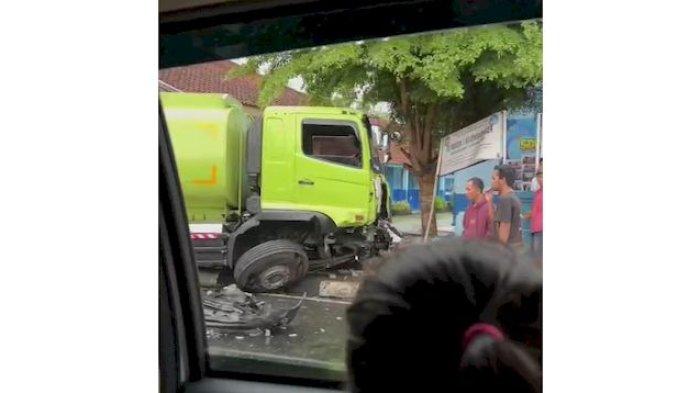 Tangki Bertabrakan dengan Minibus di Jalan Raya Cijeungjing Ciamis, Gapura SDN 1 Bojongmengger ...