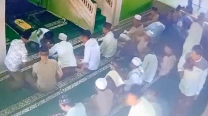 Viral Video Rekaman CCTV Detik-detik Imam Masjid Tiba-tiba Lemas Selesai Pimpin Salat Jumat ...