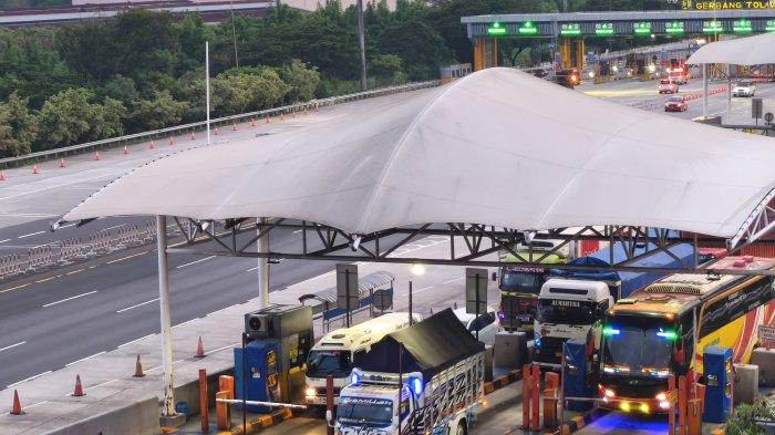 Lalu Lintas Tol Japek Ramai Lancar Jelang Pergantian Tahun, Truk Sumbu Tiga Diperbolehkan ...
