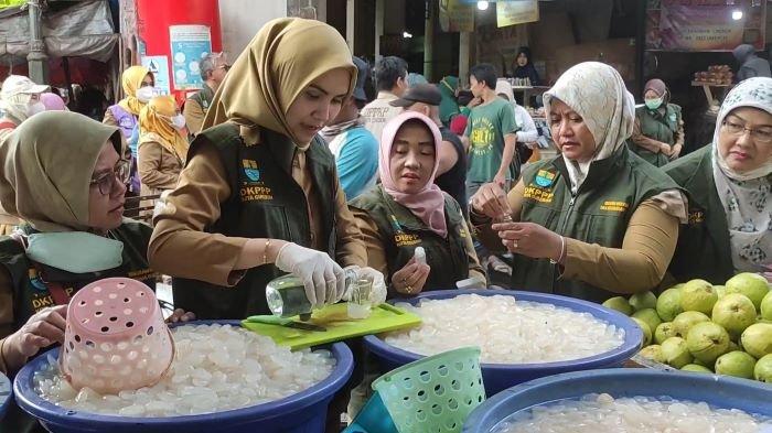 Jelang Ramadan, Bahan Pangan di Pasar Tradisional dan Swalayan di ...