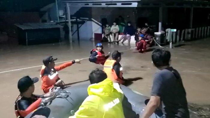 Sejumlah Warga Desa Dawuan Cirebon Pilih Bertahan di Rumahnya Meski ...