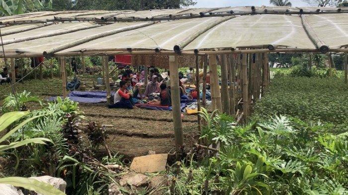 Rumah Rata dengan Tanah, Warga Terdampak Gempa di Kampung Garogol ...