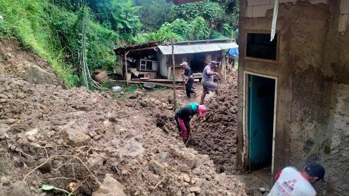 Tanah Longsor Terjadi di Sindangbarang Cianjur Setelah Hujan Lebat Mengguyur, Satu Rumah Rusak ...