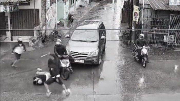 Viral Detik-detik Juru Parkir di Bandung Dibacok 4 OTK, Warga Berlarian, Polisi Buka Suara ...