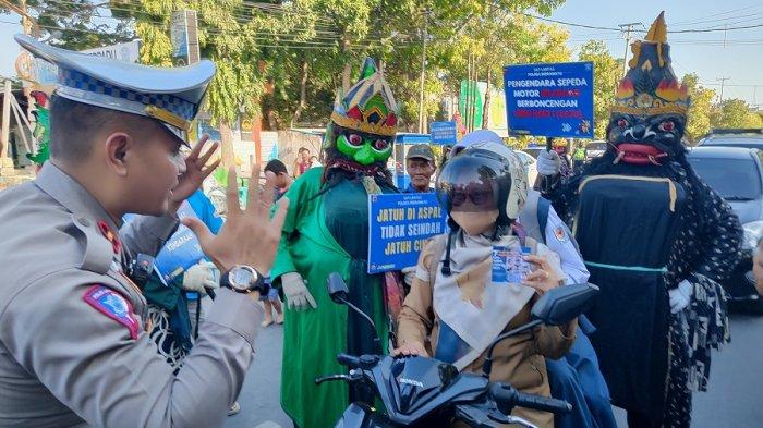UNIK, Sosialisasikan Operasi Zebra Lodaya 2023, Polres Indramayu Libatkan Seniman Cosplay ...