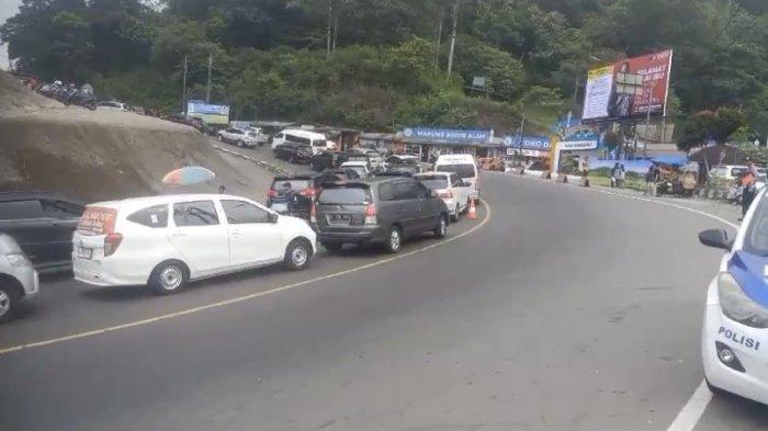 Jelang Malam Natal 2023, Lalu Lintas di Puncak Cianjur Padat, Kendaraan Sumbu Tiga Dilarang ...