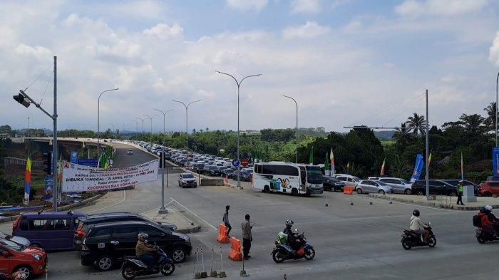 Kendaraan Wisatawan Kembali Membludak di Exit Tol Bocimi, Siang Ini 16 ...