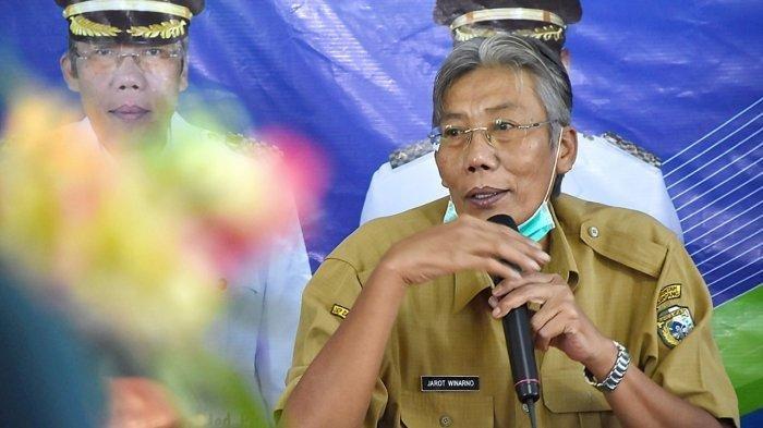 Sosok Bupati Sintang Jarot Winarno Viral Dapat Kado Sampah 4 Truk dari ...