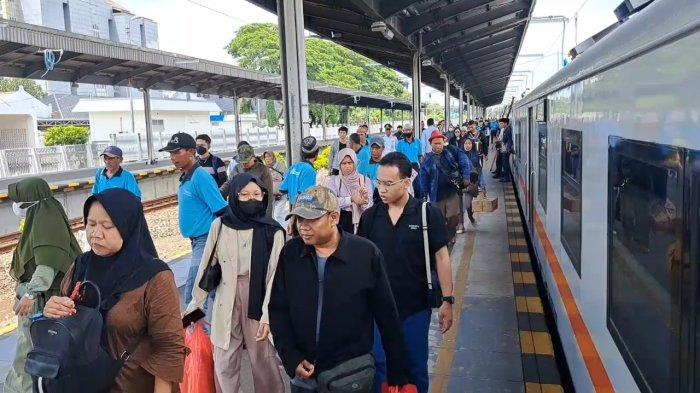 Lonjakan Penumpang Kereta Api Masih Tinggi di H+6 Lebaran, Daop 3 Cirebon Tambah Jadwal KA ...