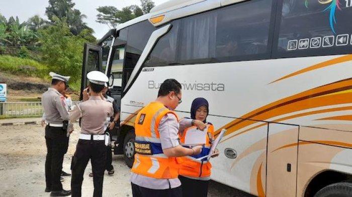 Bus Pariwisata yang ke Pangandaran Dicegat Polisi Depan Masjid Al-Jabbar, Emplak, Kalipucang ...