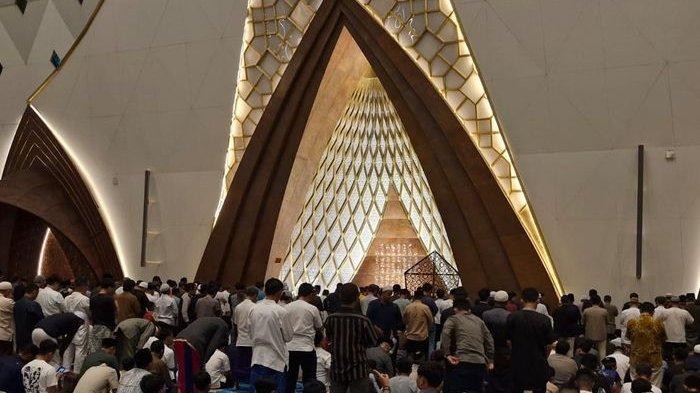 Tadi Malam Ribuan Orang Salat Tarawih Perdana di Masjid Raya Al Jabbar ...