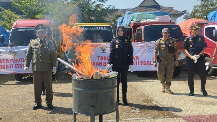 Bea Cukai Musnahkan 12 Truk Rokok Ilegal dan Miras di Sumedang, Rugikan Negara Miliaran Rupiah ...