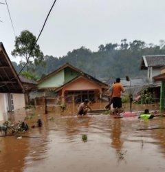 Sungai Cibalapulang Cianjur Meluap, Petugas Gabungan Fokus Ungsikan ...