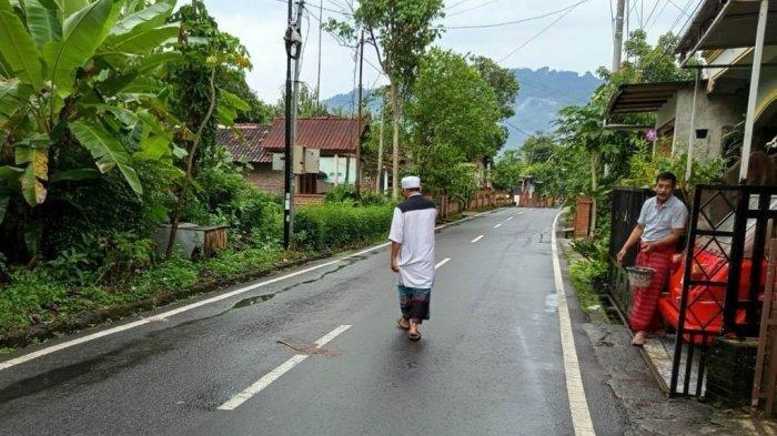 Sepeda Motor yang Mengadang Mobil Terseret Puluhan Meter di Borobudur ...