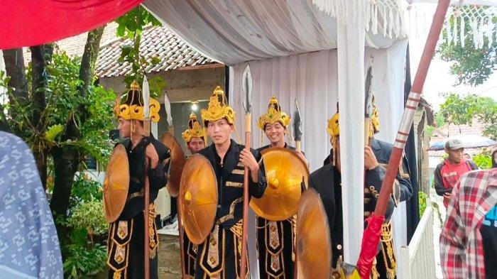 Prajurit Kerajaan Sunda Bawa Tumbak serta Nyi Roro Kidul Ada di TPS 007 ...