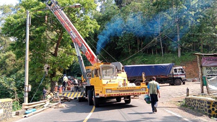 AWAS, Jalan Raya Bandung-Sumedang Macet 2 Km, Ada Evakuasi Truk Tronton ...