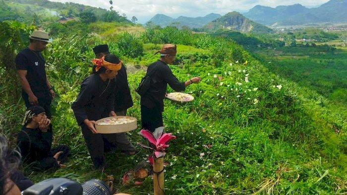 Doa dan Tabur Bunga, Ritual Sakral Warga Adat Cireundeu Kenang Longsor ...