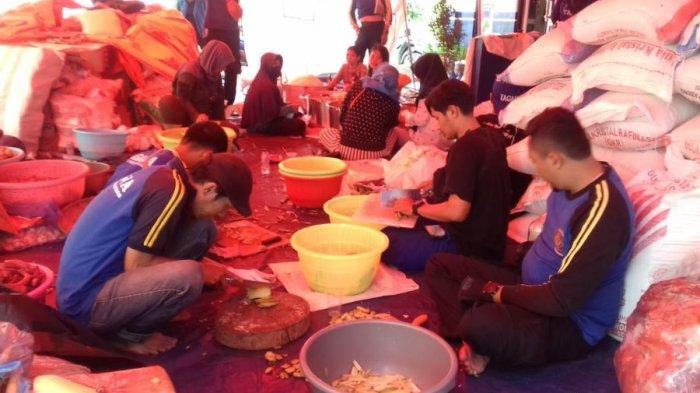 Setiap Jam Makan Dinsos Karawang Masak 5.000 Bungkus di Dapur Umum Sukamanah untuk Korban Gempa ...