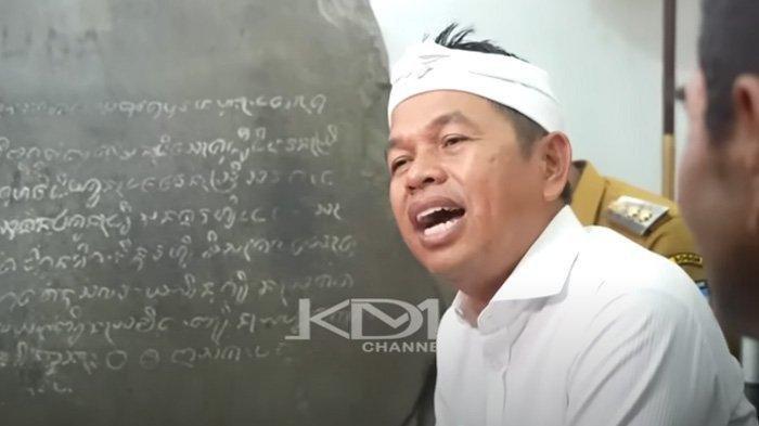 Ketika Dedi Mulyadi Ukur Telapak Kaki di Jejak Kaki Raja Sunda di Batutulis, Ternyata Pas ...