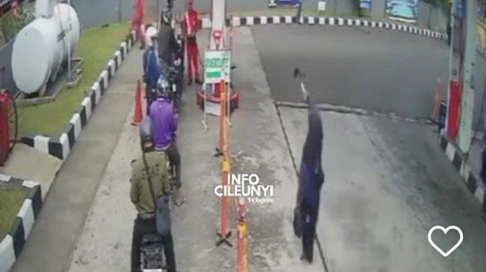 VIRAL Emak-emak Ngamuk Bawa Celurit Kejar Petugas SPBU di Cileunyi, Terungkap Begini Kondisi ...
