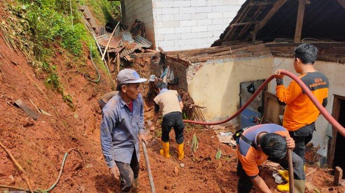 Tebing di Sumedang Ambrol, Material Longsor Timpa Rumah Warga, Hujan Jadi Pemicu - Tribunjabar.id